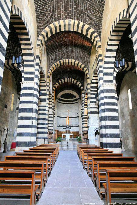 Architettura della navata del Monastero benedettino di San Pietro di ...